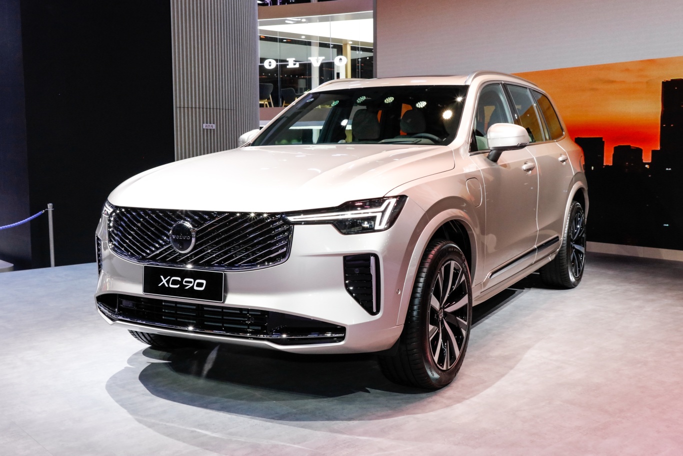 【沃尔沃XC90 插电混动2.0T 84km 智尊豪华版 7座外观图片-汽车图片大全】-易车