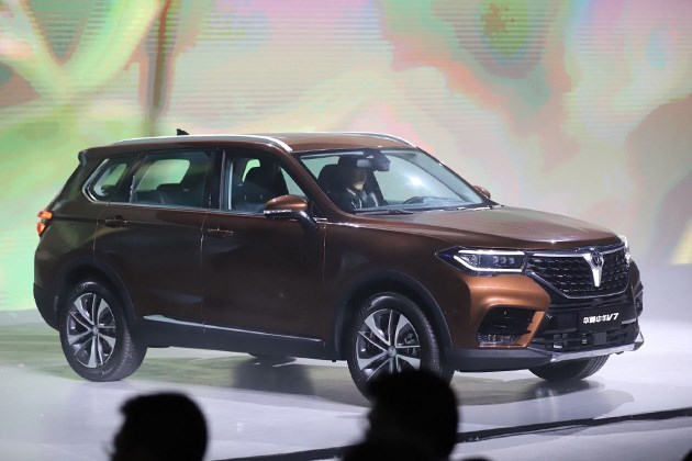 华晨中华V7首次亮相 定位中级SUV/搭宝马授权1.6T发动机_汽车产经网