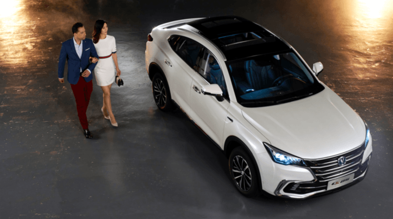 迎合运动轿跑设计 长安CS85内饰官图发布/环抱式运动座舱_汽车产经网